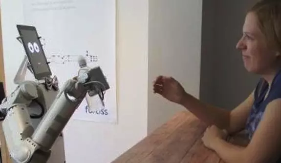 Il robot del barista può dire se un cliente vuole un drink o è solo in piedi