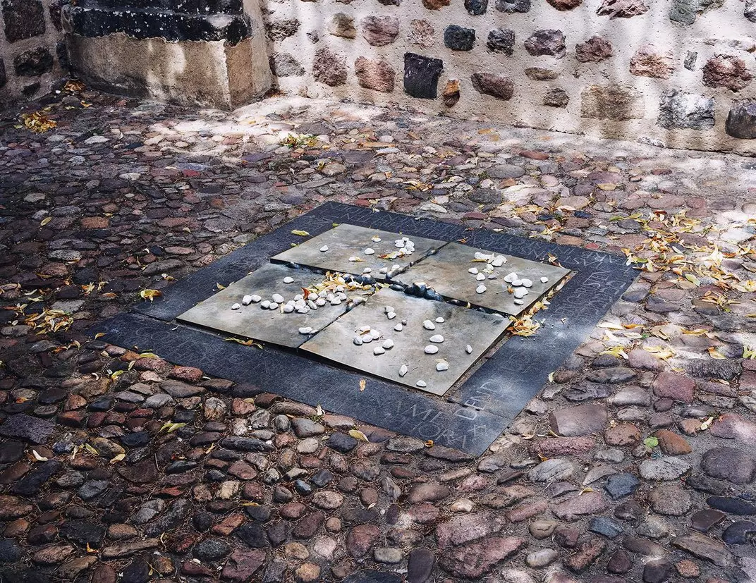 O monumento de bronce instalado no chan fóra do Stadtkirsche