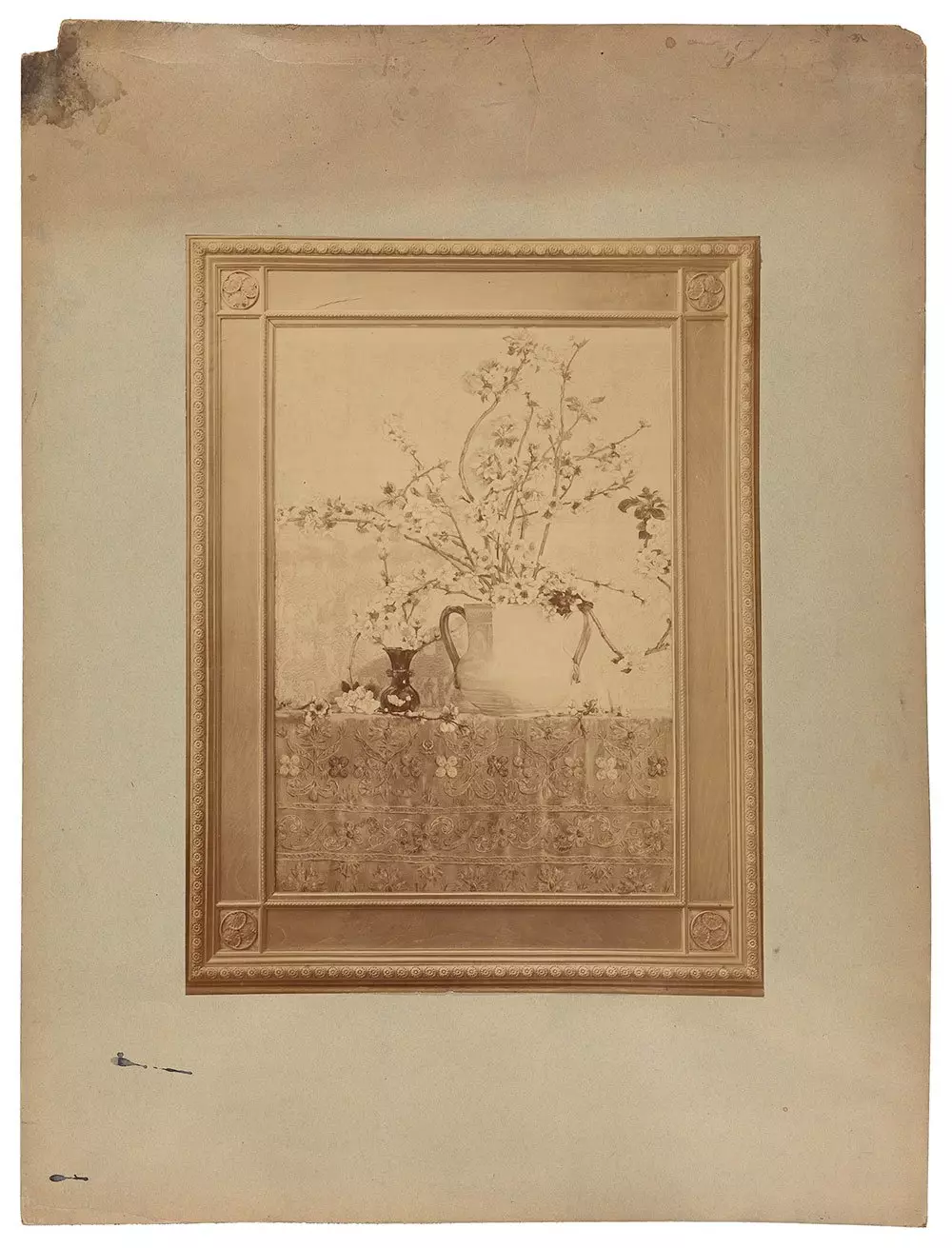 Fotografia della natura morta di Charles Caryl Coleman con vaso a doppio manico.
