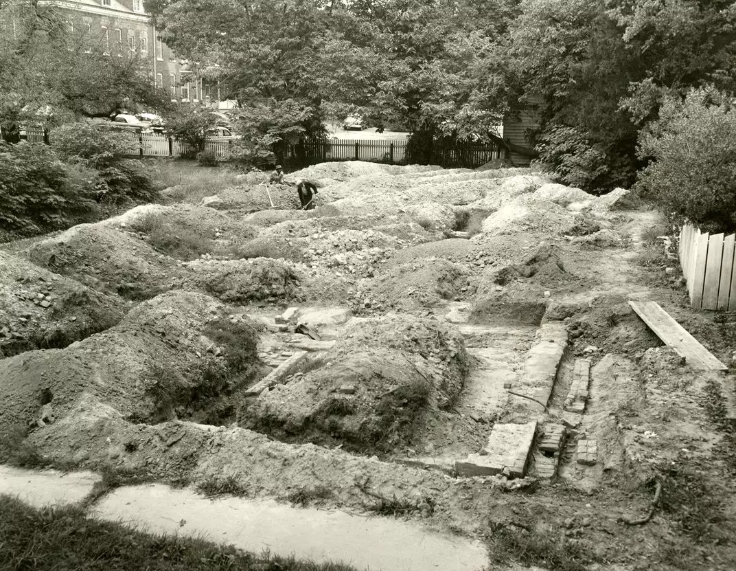 1957 archaeological excavation ntawm qhov chaw ntawm Thawj Baptist lub Koom Txoos tus thawj cov qauv mus tas li