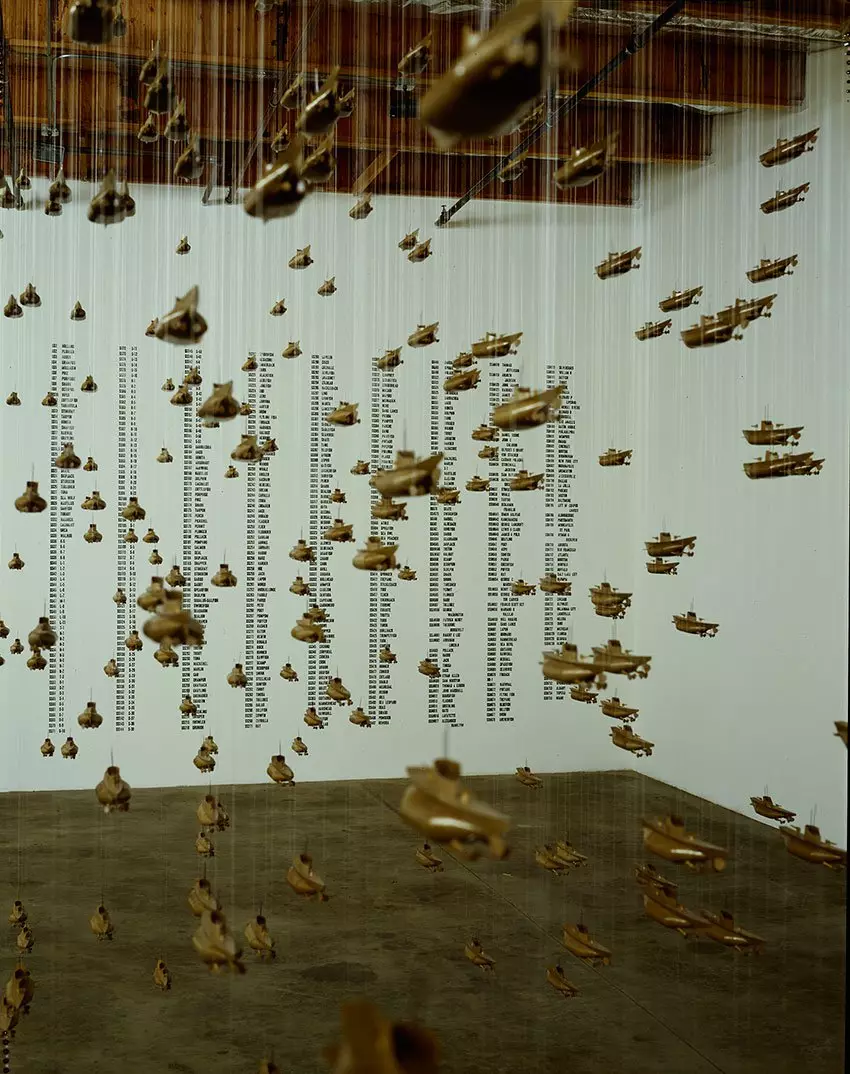 Mynd af uppsetningu á All the Submares of the United States of America eftir Chris Burden