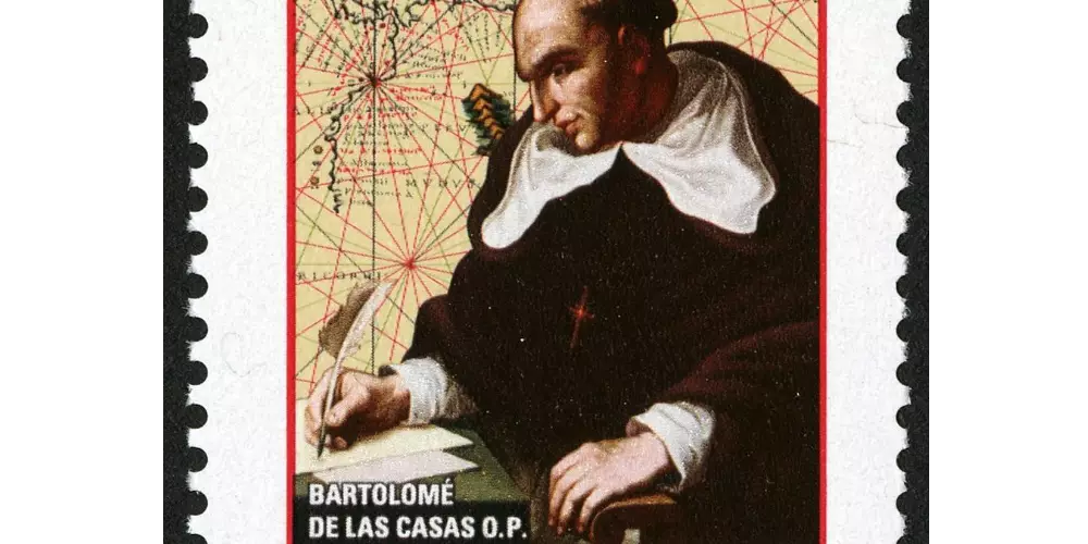 Bolla tal-1992 li tfakkar il-ħajja u l-ħidma ta’ Bartolomé de las Casas, patri Dumnikan li ddenunzja l-abbużi Spanjoli kontra n-nies Indiġeni tal-Karibew. Għalkemm iddispjaċih aktar tard, huwa rrakkomanda li jiżdied in-numru ta 'Afrikani skjavi biex jitnaqqas il-piż fuq il-komunitajiet Indiġeni. Korteżija tal-Mużew Nazzjonali Postali. Estampilla de 1992 en conmemoración de la vida y trabajo de Bartolomé de las Casas, un fraile dominicano que denunció los abusos de los españoles contra los pueblos indígenas del Caribe. Għalkemm luego se arrepintió, recomenó aumentar el número de africanos esclavizados para mitigar la carga de las comunidades indígenas. Cortesía del Museo Nacional del Correo.