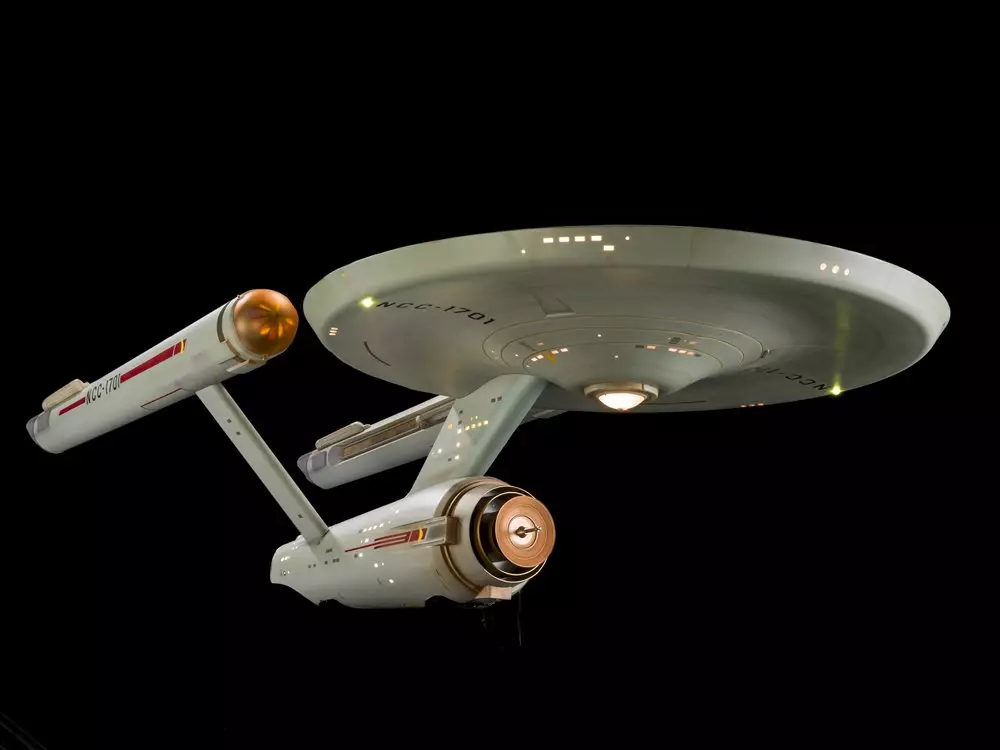 Star Trek Starship Enterprise studiyasi modeli 1960-yillarning asl teleserialini suratga olishda foydalanilgan. Kredit: Smitsonian milliy havo va kosmik muzeyi, NASM2016-02678