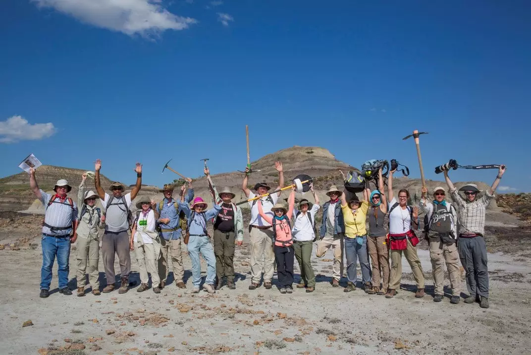 Grupo ng mga Smithsonian na siyentipiko at eksperto na nagsasagawa ng field work sa patag na kapatagan ng North Dakota