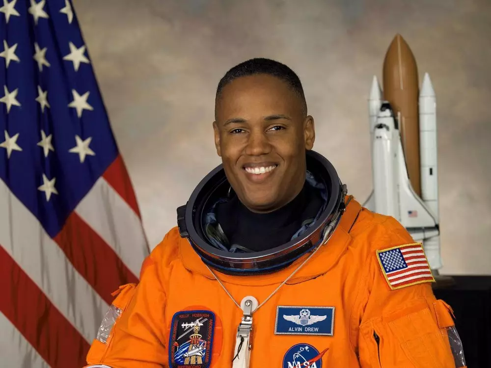 O astronauta da NASA Alvin Drew, especialista en misións. Crédito: NASA Johnson Space Center