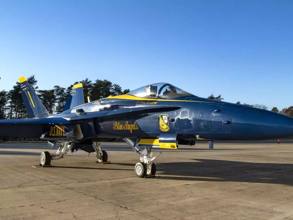 F/A-18C Hornet, numer biura 163439, należący do US Navy Blue Angels, robi ostatni przystanek, gdy dołącza do kolekcji National Air and Space Museum.