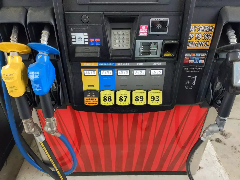 Et billede af en benzin-/benzinpumpe, der viser forskellige brændstoftyper.