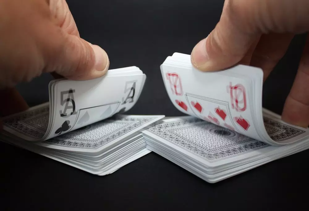 barajando cartas.jpg