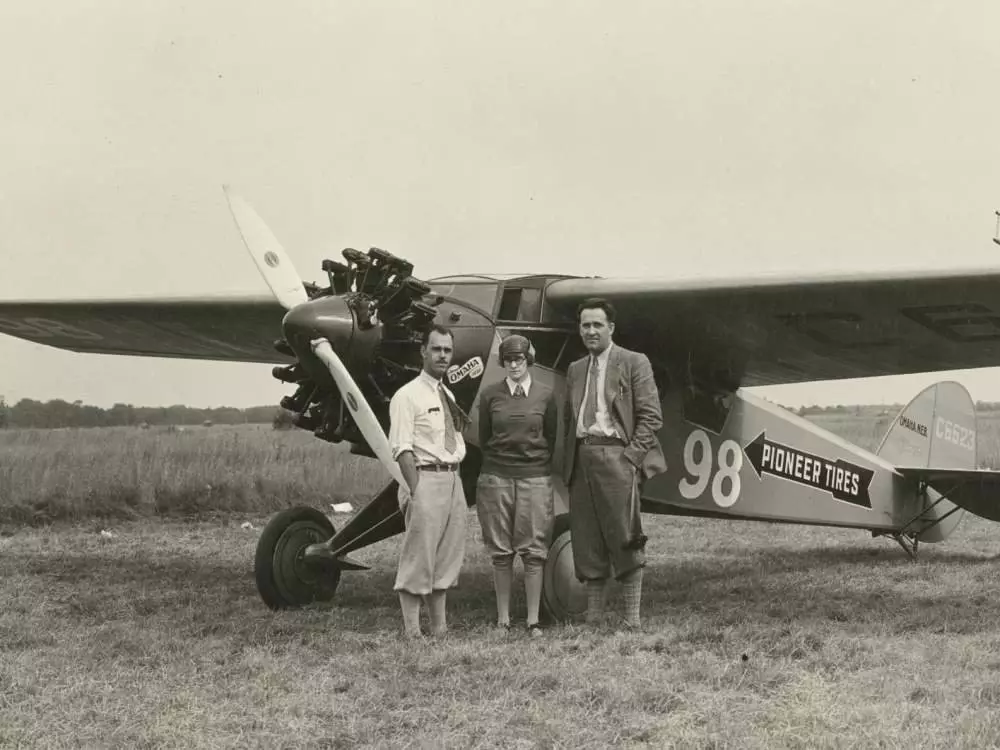 Vista frontal esquerda de três quartos do Cessna BW-5 (r/n C6623, corrida National Air Races nº 98) no chão, possivelmente em Roosevelt Field, Long Island, Nova York, por volta de setembro de 1928. Posado ao lado do nariz da aeronave são o piloto Francis D.