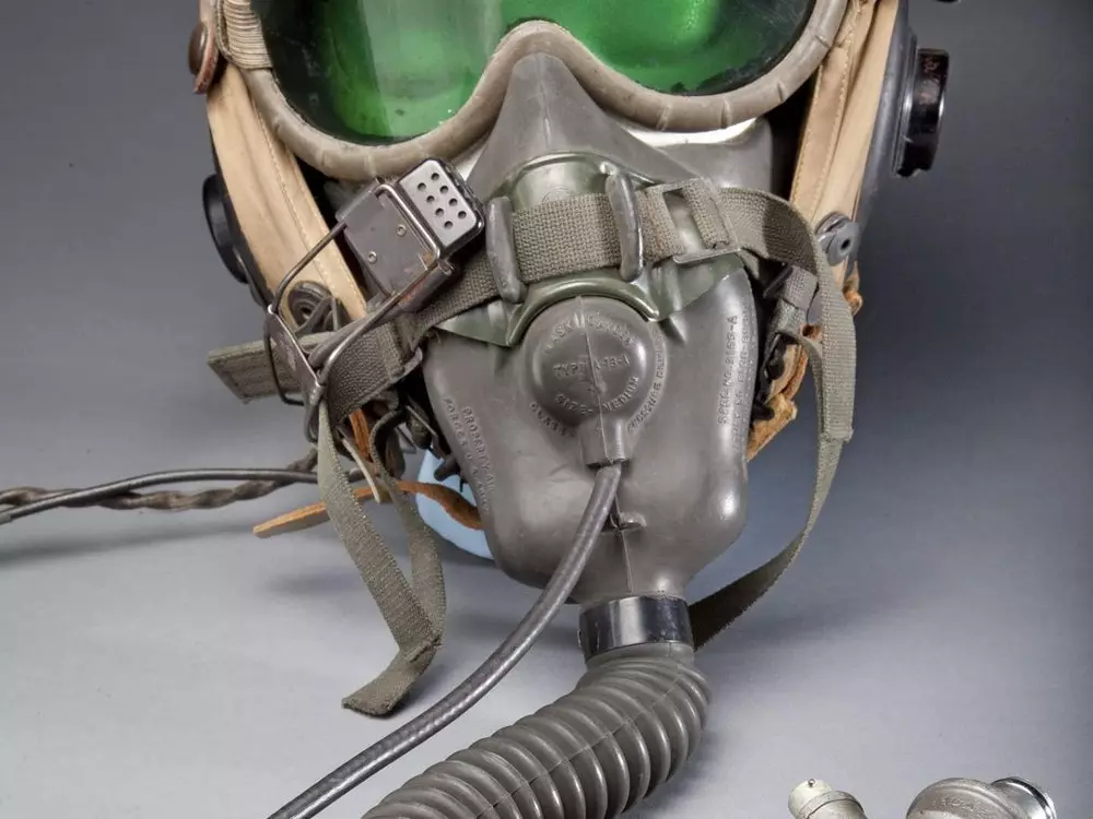 Eine Sauerstoffmaske vom Typ A-13A und eine Polaroid-Brille wurden mit diesem Helm während vieler Flüge in den Jahren 1944-1946 getragen. Hergestellt von Stefan A. Cavallo, einem Testpiloten des National Advisory Committee for Aeronautics (NACA).