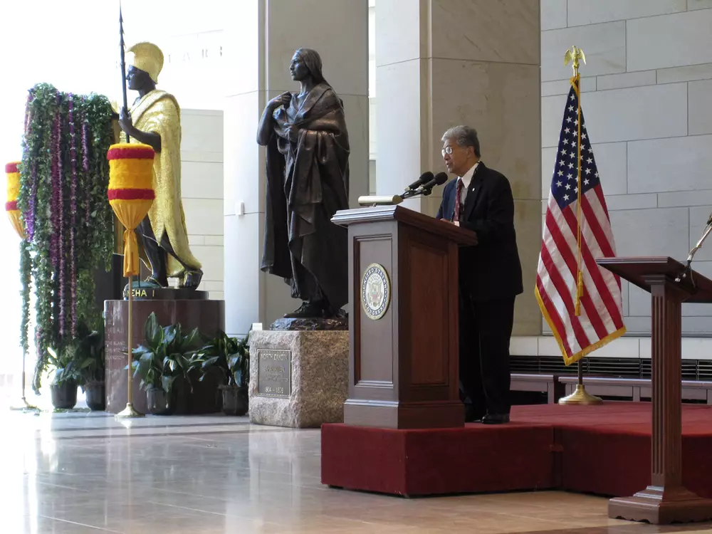 De earfolle senator Daniel Kahikina Akaka sprekt tidens de lei-drapingseremoanje om kening Kamehameha Day te betinken. 7 juny 2009, it U.S. Capitol Visitors' Center Emancipation Hall, Washington, D.C. (mei tankberens fan 'e Amerikaanske Senaat)