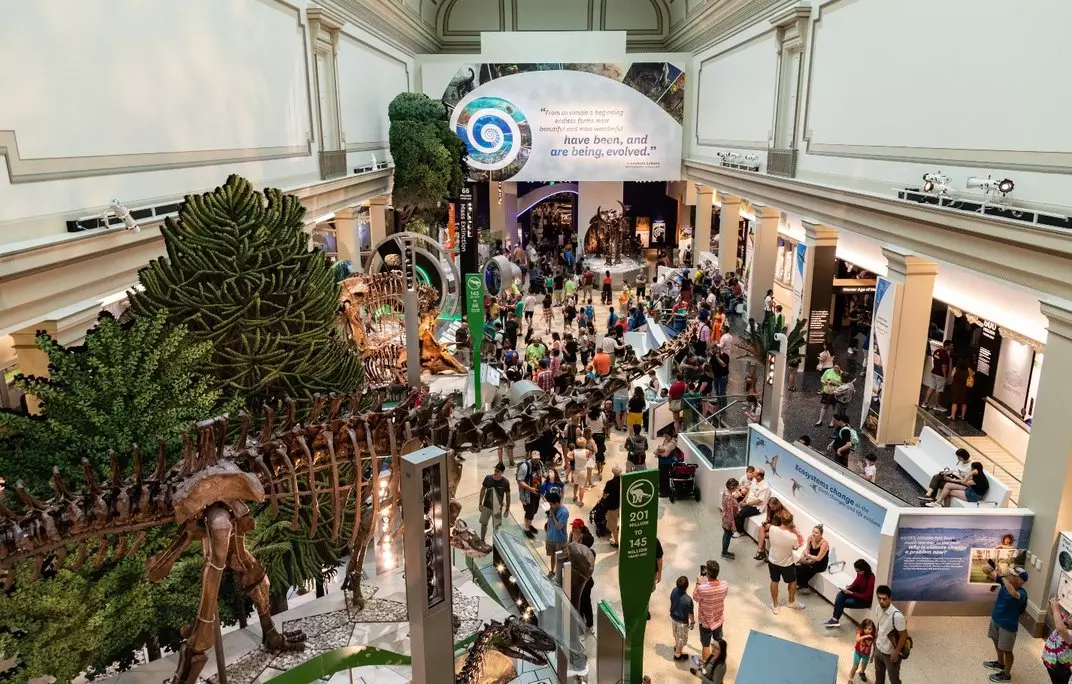 Usa ka talan-awon gikan sa ibabaw sa bag-ong fossil hall sa Smithsonian nga puno sa mga tawo.