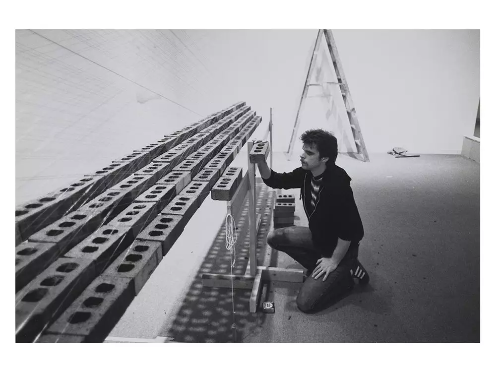 Fotografi av Loren Madsen med skulptur Inverted Pyramid, Floating at Hirshhorn Museum and Sculpture Garden, 1979 / uidentifisert fotograf. Loren Madsen papirer, 1969-2017. Archives of American Art, Smithsonian Institution.