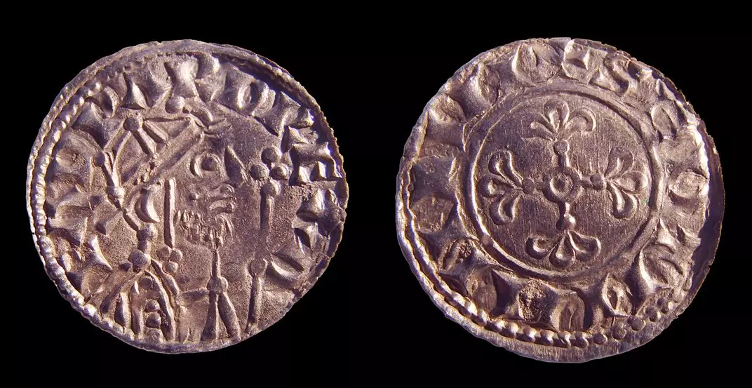 Medieval Coin Hoard e fana ka Bopaki ba ho Qoba Lekhetho la Pele