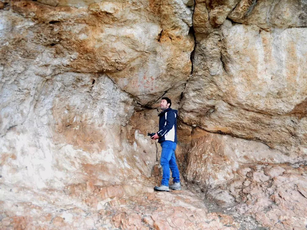 Tempat perlindungan rock Los Machos dan panel seni rock skematik