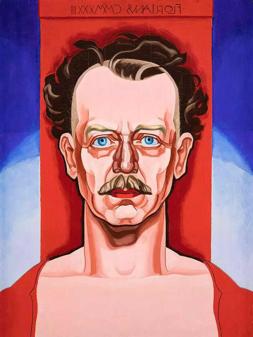 Portrait d'un homme en chemise rouge sur fond rouge, bleu et blanc avec écriture inversée en haut.