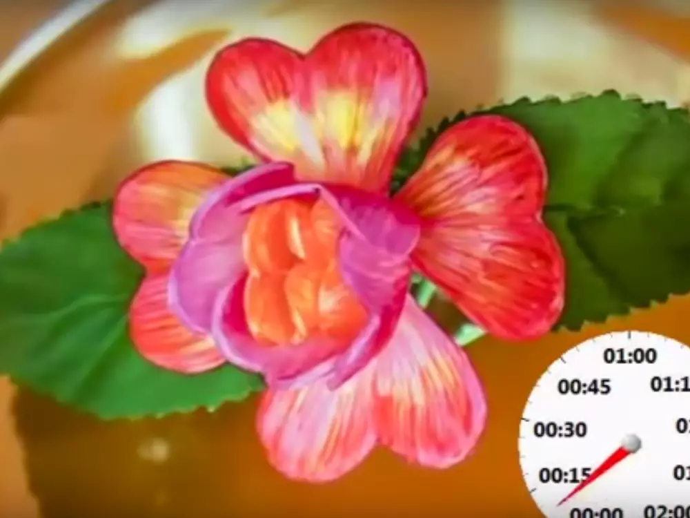 Mira cómo florece esta flor artificial gracias al plástico que cambia de forma