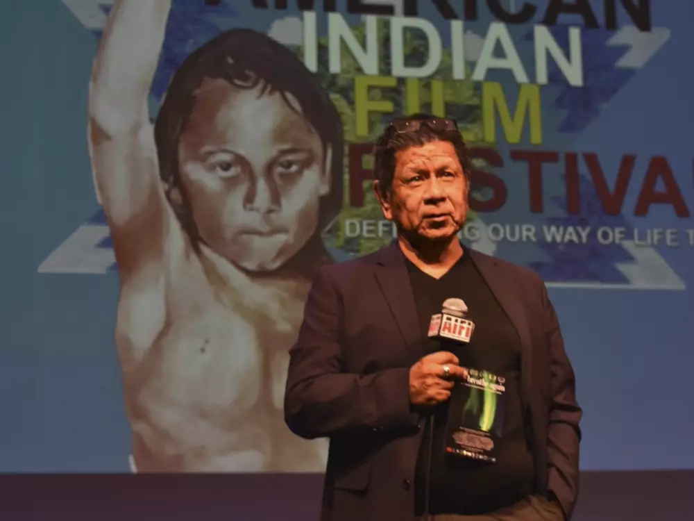 Michael Smith, oprjochter en direkteur fan it American Indian Film Institute, op it 42e jierlikse American Indian Film Festival. novimber 2017, San Francisco. (Mei tankberens fan it American Indian Film Festival)