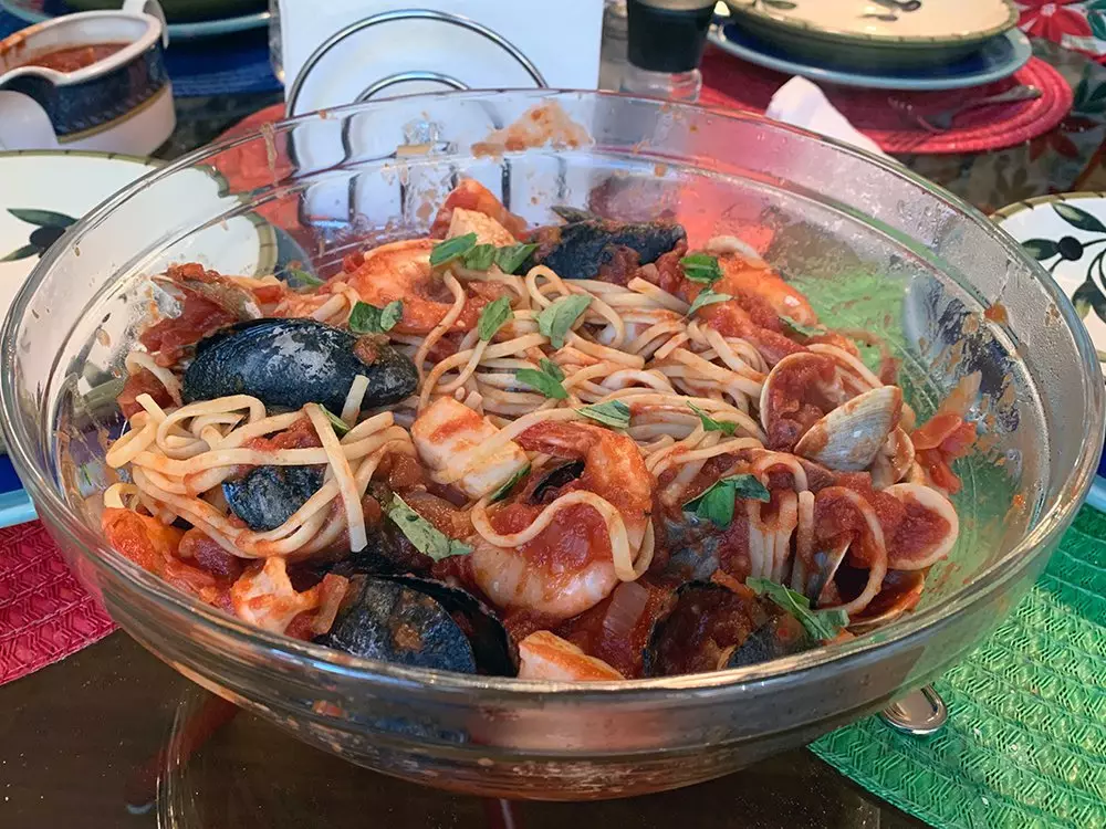 Fra Diavolo Is in Devilish Dish foar in Italjaansk Amerikaanske Christmas