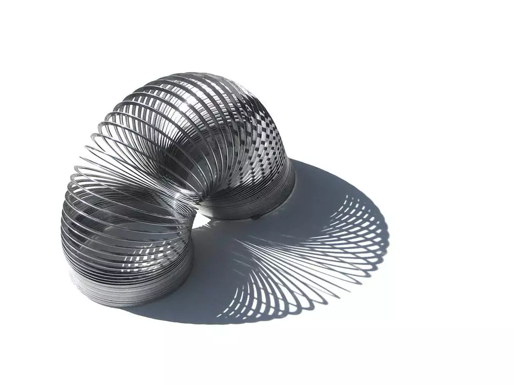 Awọn lairotẹlẹ kiikan ti Slinky