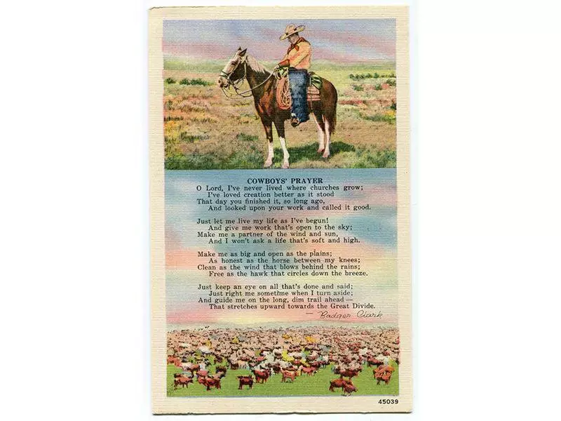 Ar chárta poist seanré ón Black Hills Novelty and Manufacturing Company tá dán Badger Clark “Cowboys’ Prayer”.