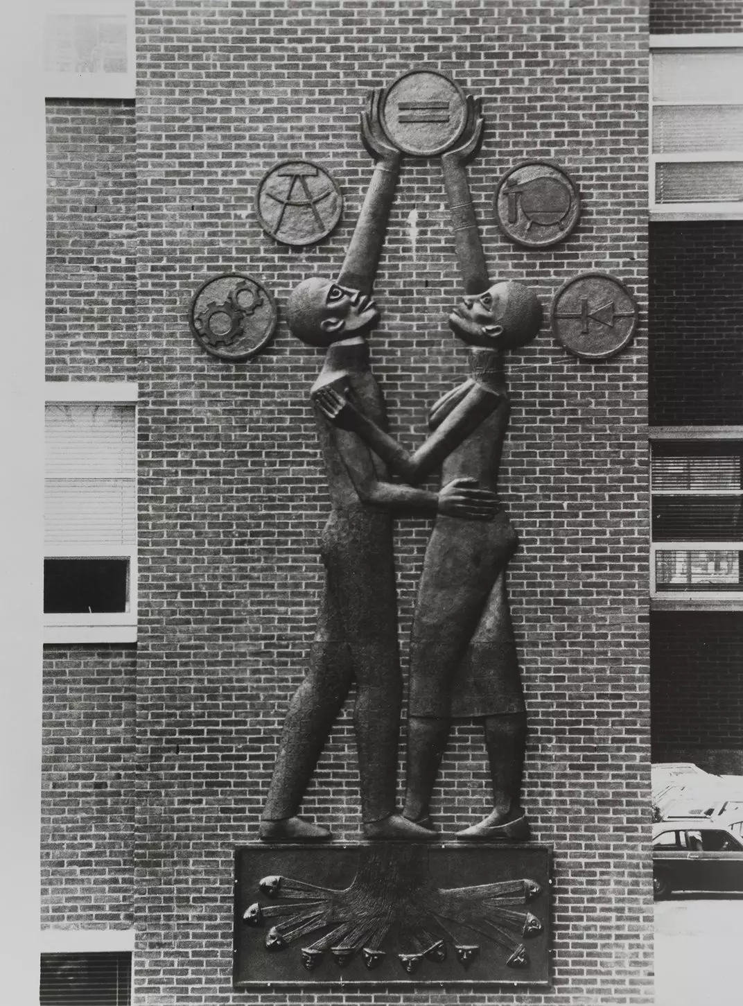 L'escultura d'Elizabeth Catlett Students Aspire al campus de la Universitat de Howard