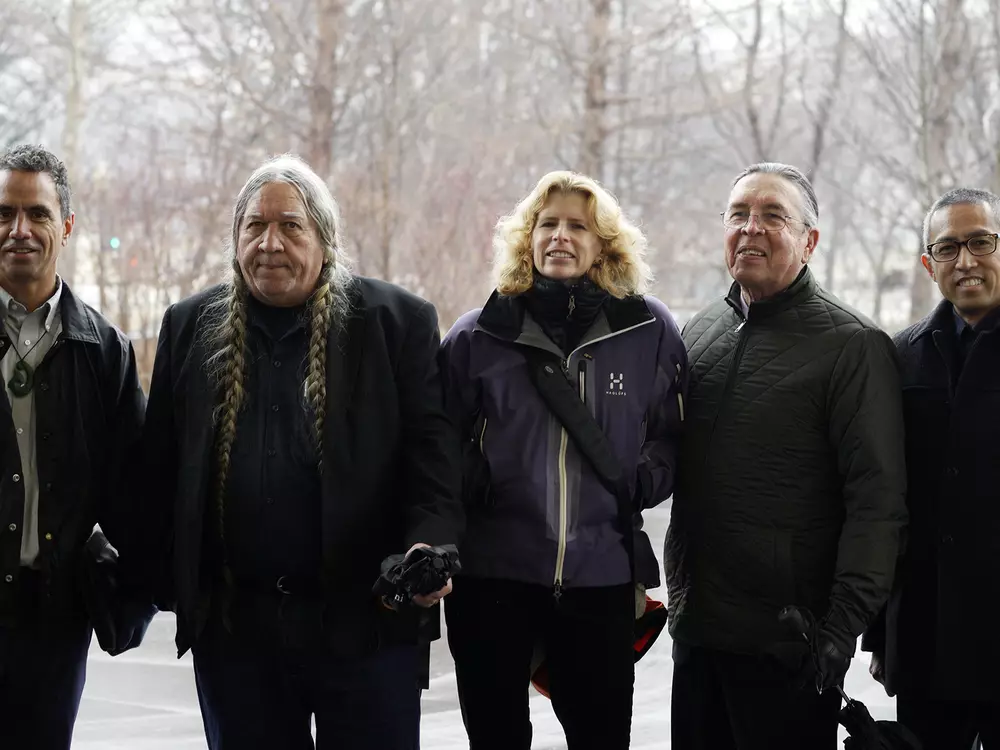 Finalisten yn 'e ûntwerpkompetysje foar National Native American Veterans Memorial dat boud wurde op it terrein fan it National Museum of the American Indian yn Washington, DC Fan links nei rjochts: Leroy Transfield (Maori: Ngai Tahu/Ngati Toa), Daniel SaSuWeh Jones ( Ponca), Stefanie Rocknak, Harvey Pratt (Cheyenne/Arapaho), James Dinh; net sjen litten: Enoch Kelly Haney (Seminole). (Travis Helms, National Museum of the American Indian, Smithsonian)