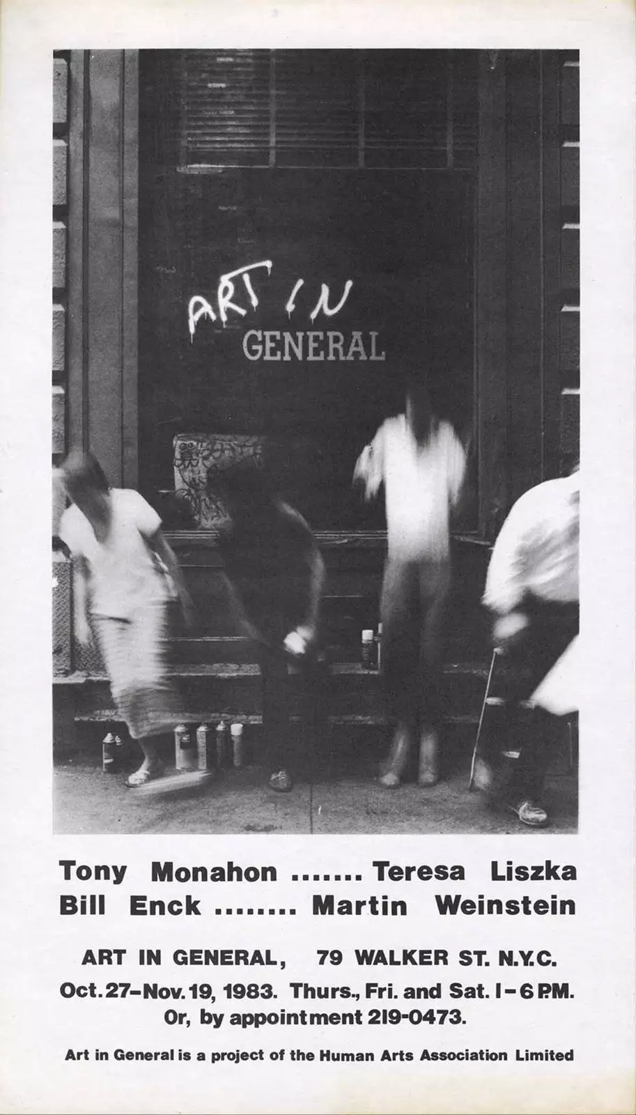 Afiche con imagen en escala de grises del escaparate y figuras borrosas