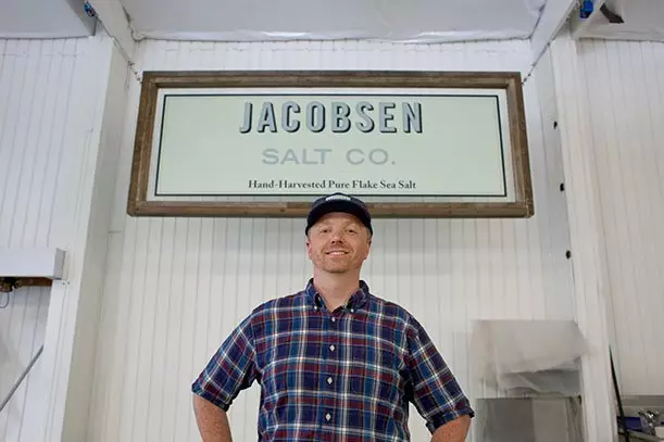 Ben Jacobsen frente a su planta de sal