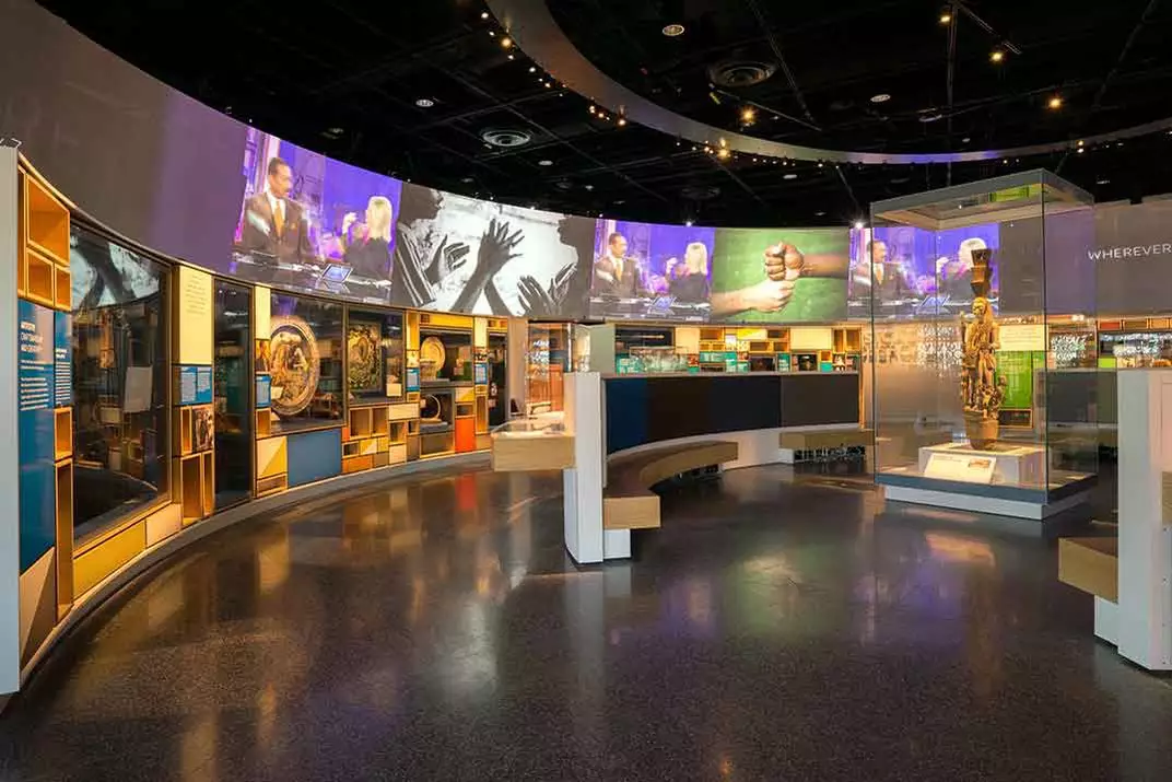 Các giám tuyển Smithsonian đã gói gọn 200 năm văn hóa người Mỹ gốc Phi trong một cuộc triển lãm như thế nào? 20216_1