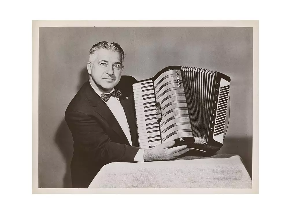 Fotografi av John Vassos som håller Marchesa-modelldragspelet som han designade för M. Hohner, 195-? / oidentifierad fotograf. John Vassos tidningar, 1915-1989. Archives of American Art, Smithsonian Institution.