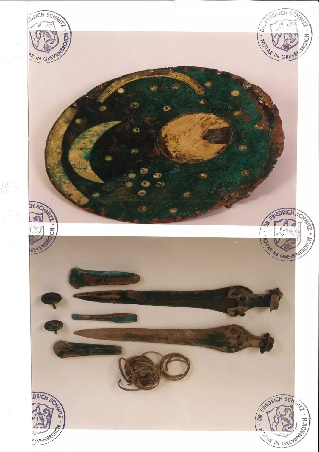 Disco del cielo de Nebra y artefactos de bronce encontrados a su lado