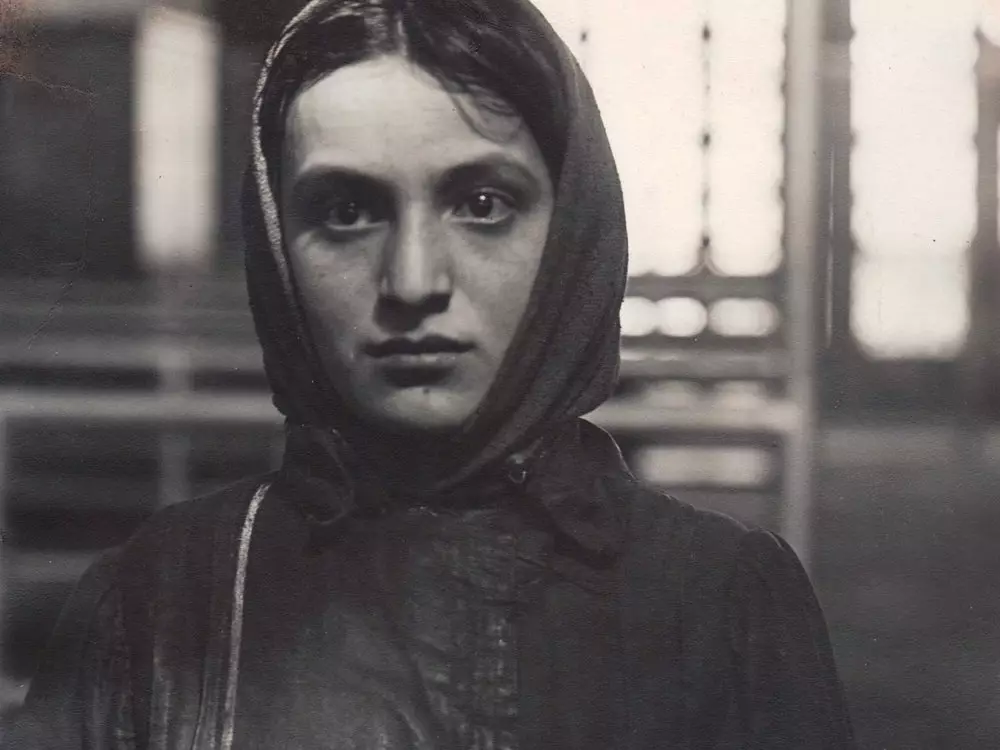 יהודייה צעירה מגיעה לאליס איילנד / לואיס וויקס הין / 1905 / באדיבות גלריית אלן קלוץ / Photocollect, Inc. / ניו יורק