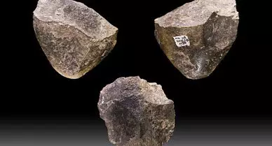 Oldowanské sekáče patria medzi najstarší známy typ kamenných nástrojov.