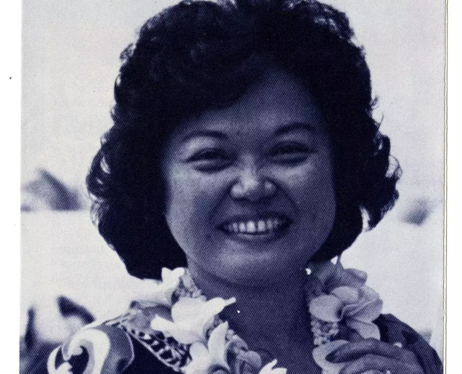 Patsy T. Mink nosi lei i uśmiecha się