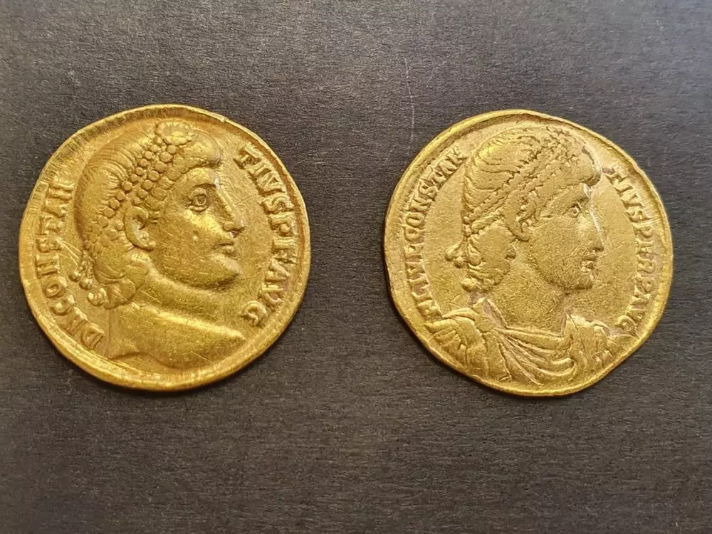 Dvě uloupené zlaté mince získané z domu v Bnei Brak