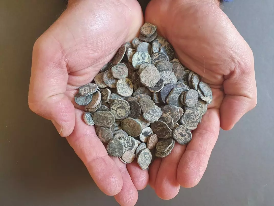 從 Bnei Brak 的一個家中發現的被掠奪的硬幣