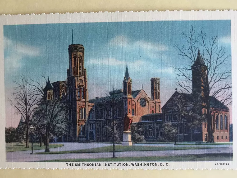 Kertu pos Kastil Institusi Smithsonian dikirim ing taun 1939 saka ibuku ing Washington, D.C. marang pamanku ing Casper, Wyoming — meh 80 taun sadurunge aku miwiti kerja ing Smithsonian. (Kirk Johnson)