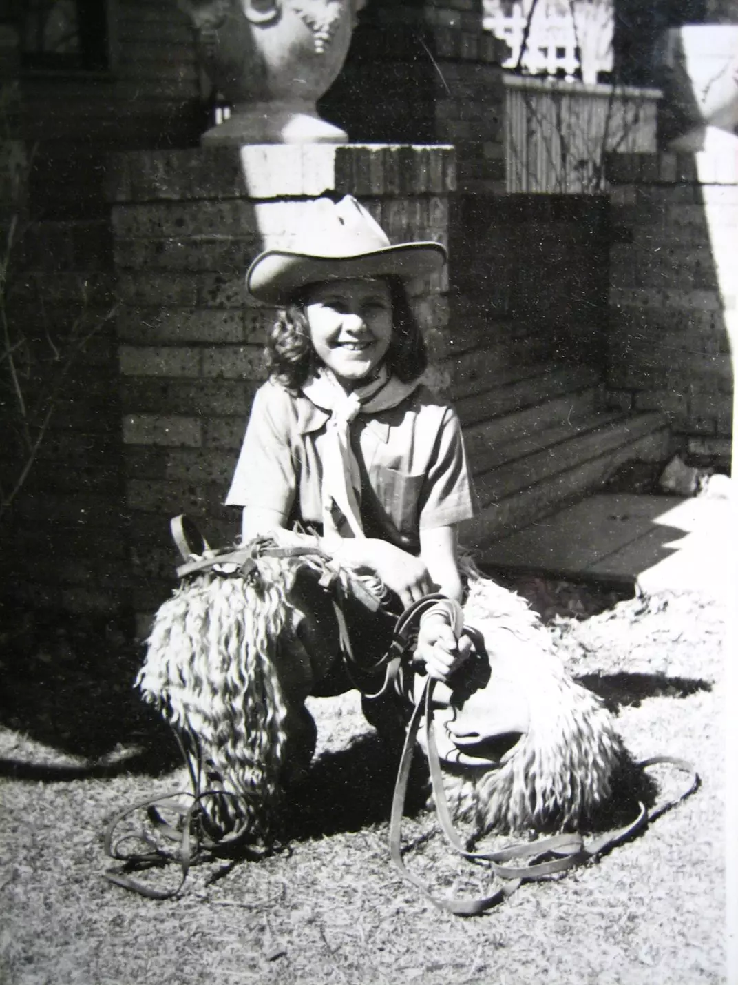 Nuori tyttö pukeutunut cowgirl mustavalkoiseen