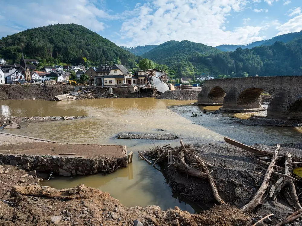 Ferwoaste huzen, diken en in brêge ôfbylde tidens oanhâldende skjinmeitsjen yn 'e Ahr Valley-regio nei katastrofyske flitsoerstreamingen op 4 augustus 2021 yn Rech, Dútslân.