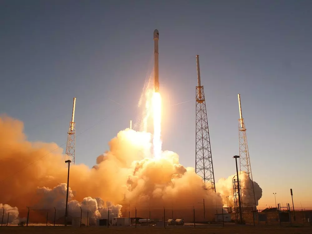 Falcon 9 spaceX-raketen skjuter upp Cape Canaveral i Florida 2015 med blå himmel i bakgrunden