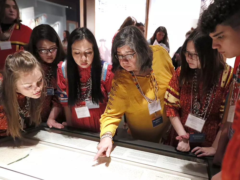 Cov tswv cuab ntawm Cherokee Youth National Choir koom nrog hauv kev teeb tsa ntawm Treaty of New Echota ntawm National Museum of the American Indian hauv Washington, DC (Paul Morigi / AP Images for the Smithsonian)