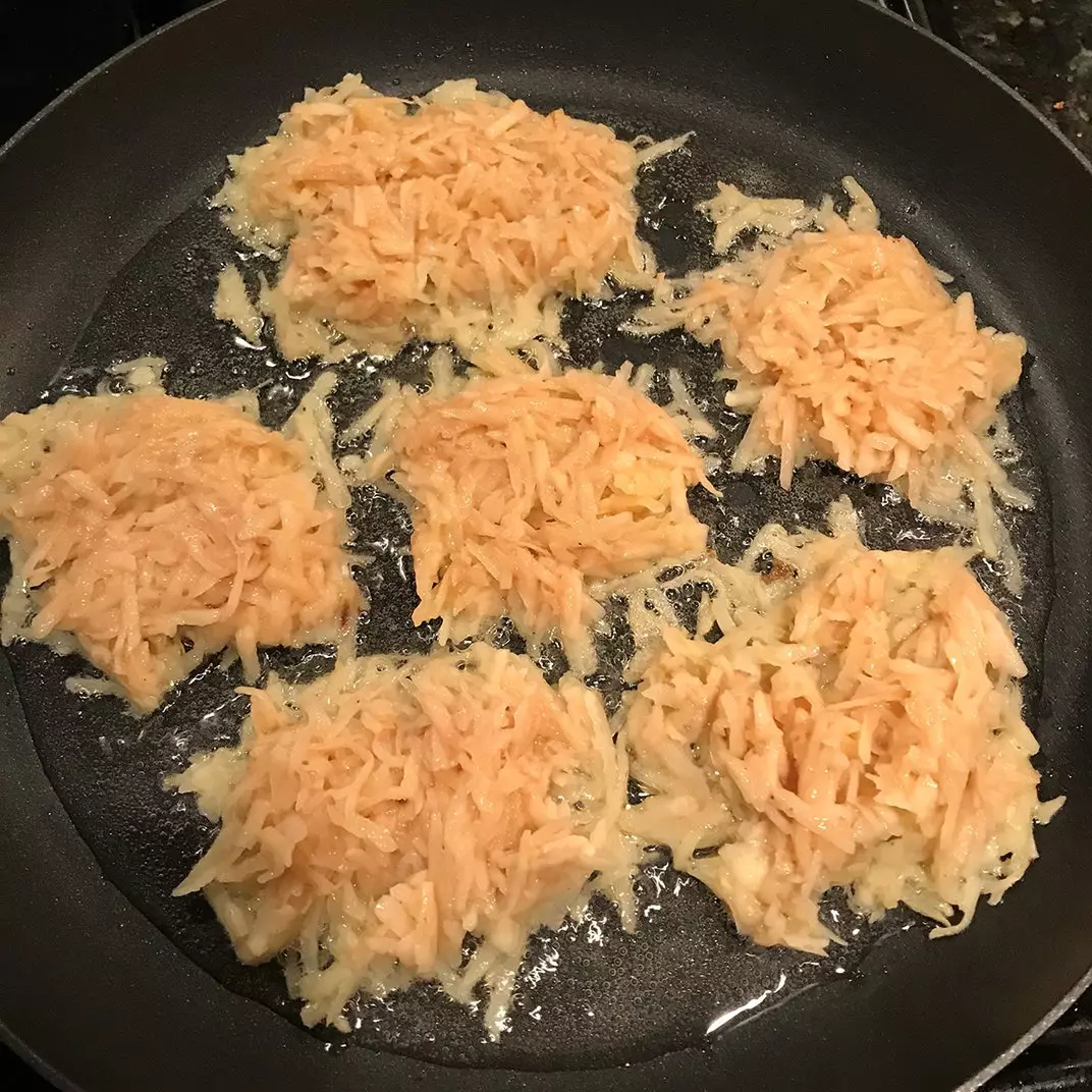 Awọn pancakes ọdunkun ti a ko jinna ni pan, didin.