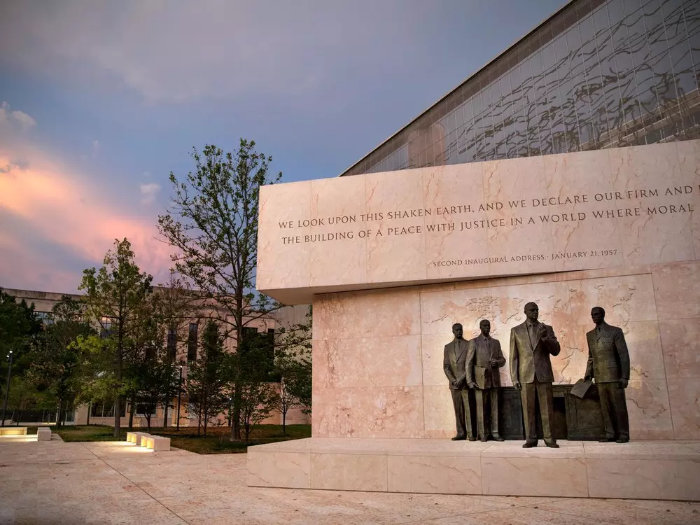 Prieštaringai vertinamas, ilgai atidėtas Eizenhauerio memorialas pagaliau debiutuoja