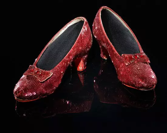Fiyonklu payetli kırmızı ayakkabılar