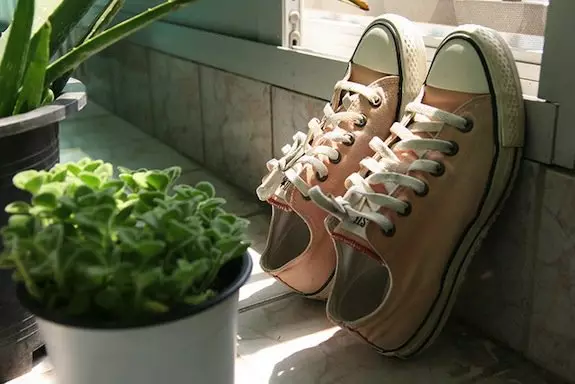 Kini ang hinungdan ngano nga ang imong mga Converse Sneakers Nabati sa Ubos