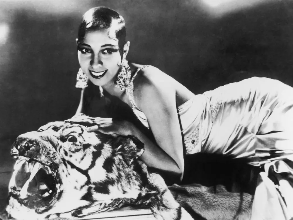 Josephine Baker liggende på et tiger tæppe i en silke aftenkjole i 1925