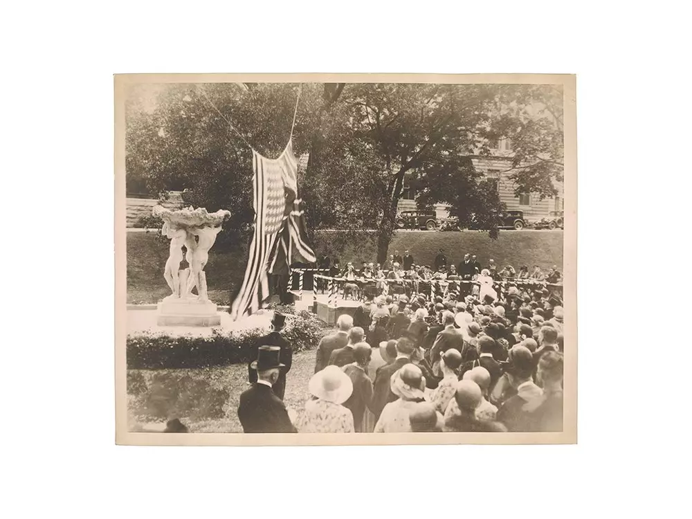 Фотографија од посветата на Фонтаната на пријателството на Универзитетот Мекгил, 1931 година, 29 мај / неидентификуван фотограф. Трудови на Гертруда Вандербилт Витни, 1851-1975, најголемиот дел 1888-1942 година. Архива на американската уметност, институција Смитсонијан.