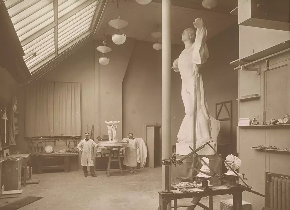Paryžiaus Gertrude Vanderbilt Whitney studija su Draugystės fontano modeliu fone