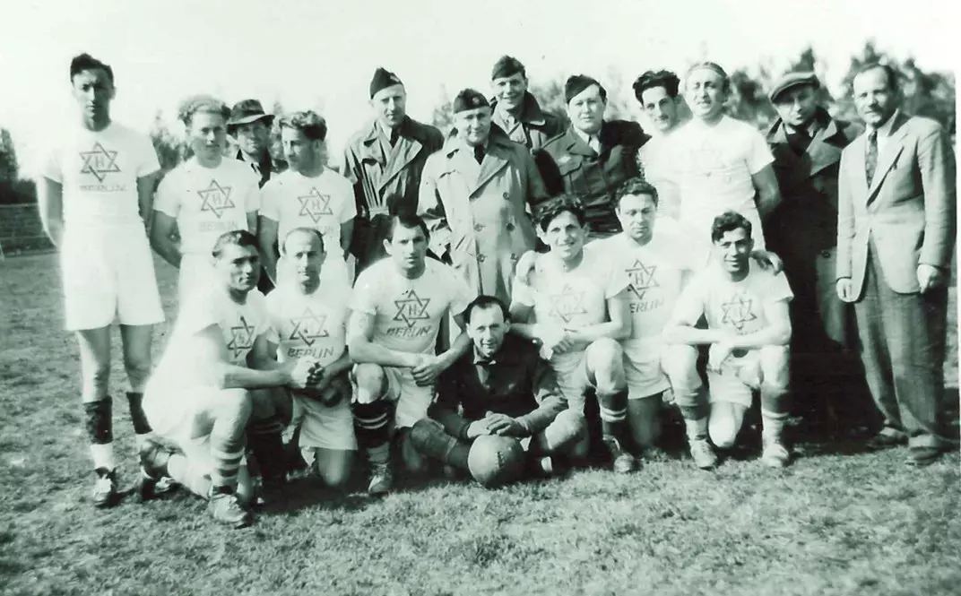 Almanya'da yerinden edilmiş kişiler kampında bir futbol takımı fotoğrafı